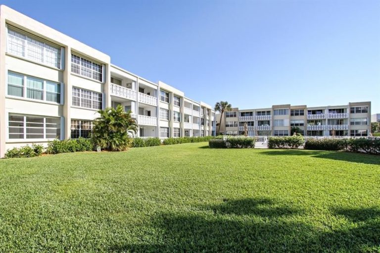 Edgewater House - Distinctive Realty Group